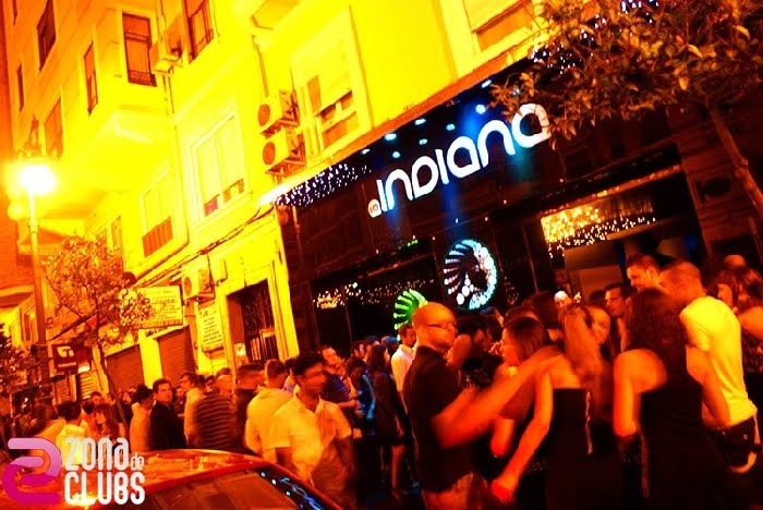 BrUnO BrOwN !: La indiana se presentó como La reina de la noche