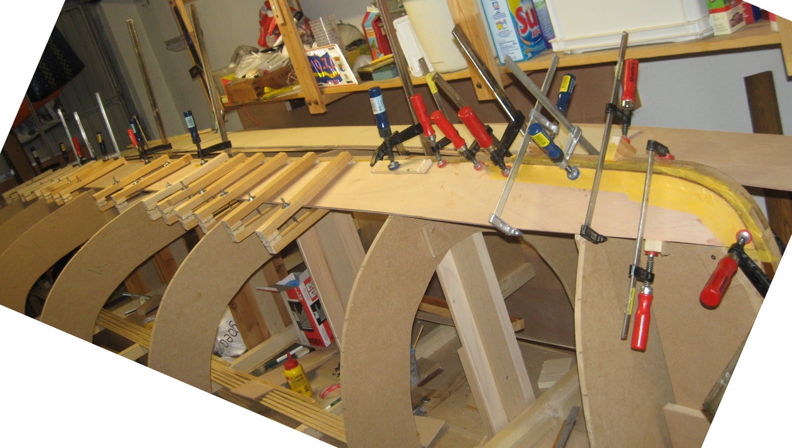 Hans bouwt een boot: De planken lijmen