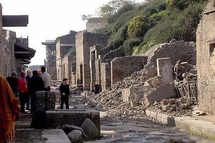 Rear View: Roman gladiators' house collapses
