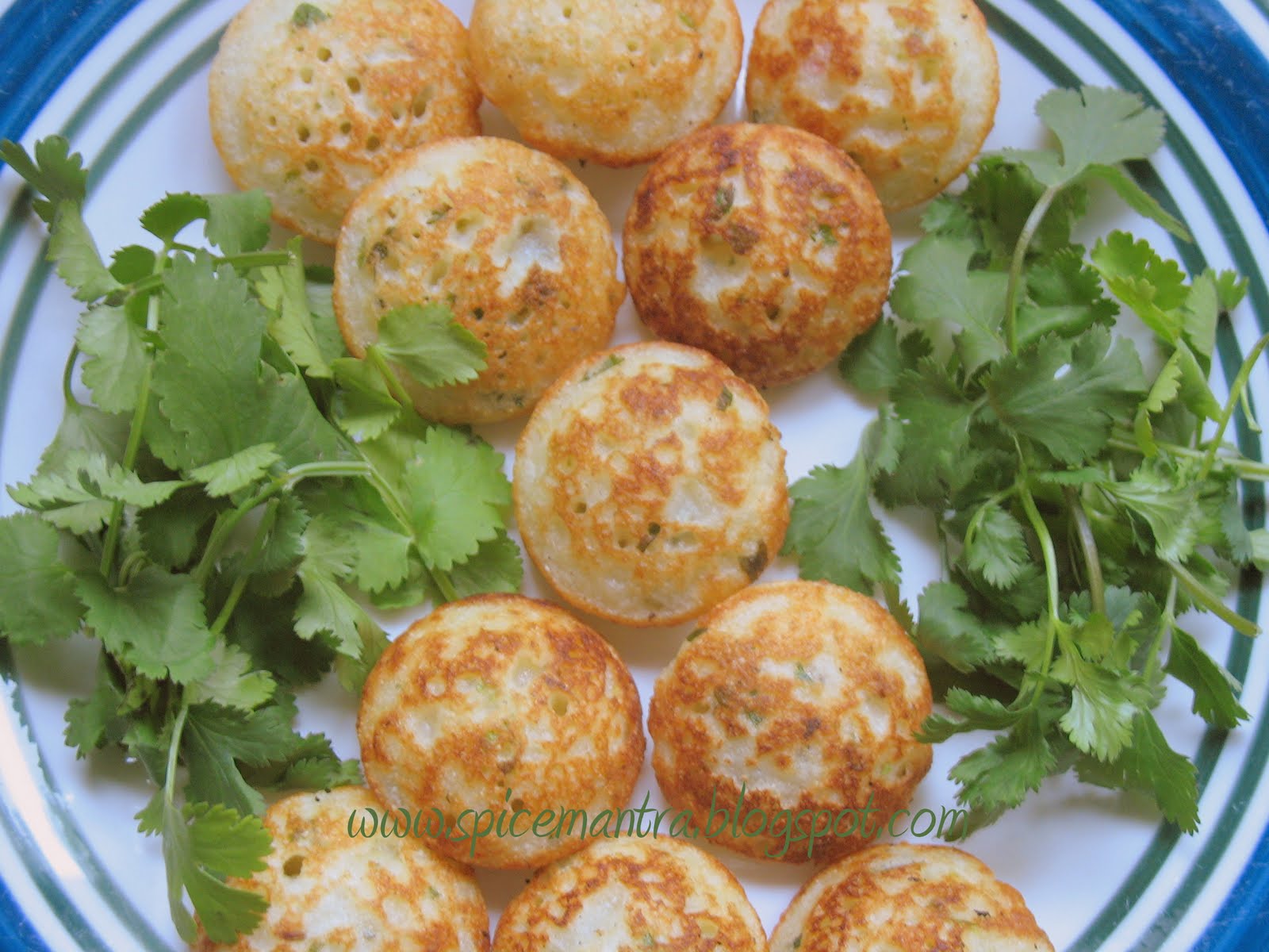 * Treat your tongue *: Something South Indian - Instant Sooji Appe