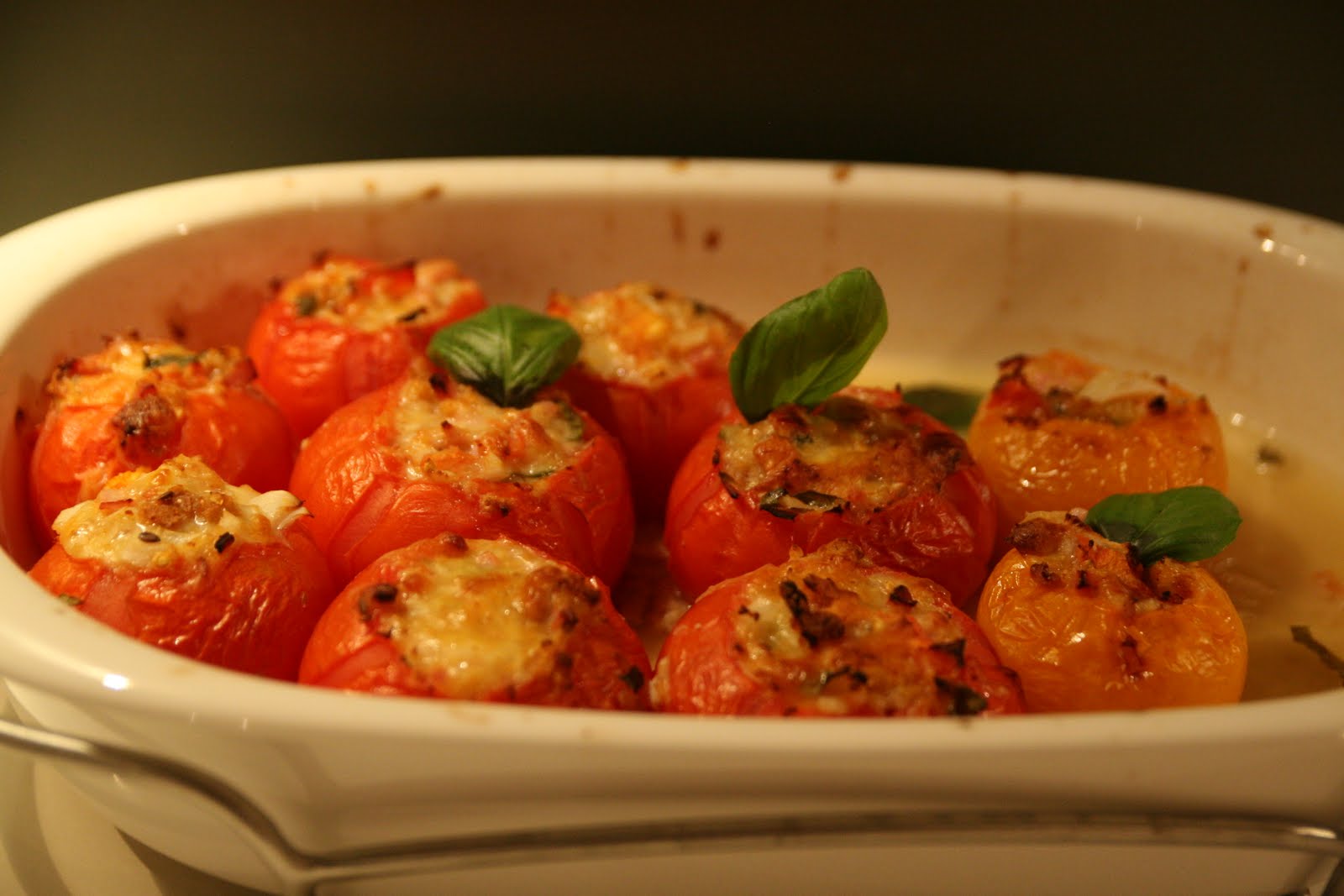 Kiisuemme virtuaalne kokaraamat: Täidetud tomatid Saku on Ice'iga