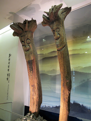 William Morris Fan Club: Jangseung, Korean totem poles