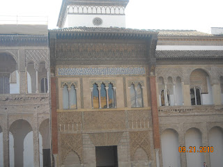 ALCAZARUL maur din SEVILLA cu gradinile sale, replica a Palatului ...