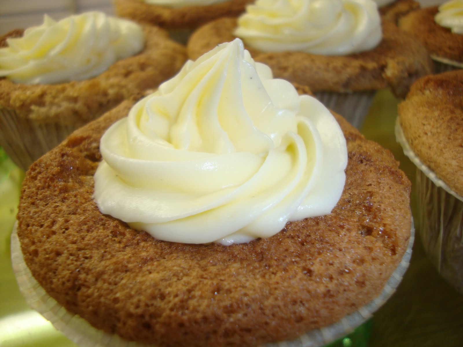 Frostrosor: Mjuka morotsmuffins med frosting