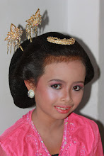 INDONESIE: in traditionele javaanse kleding