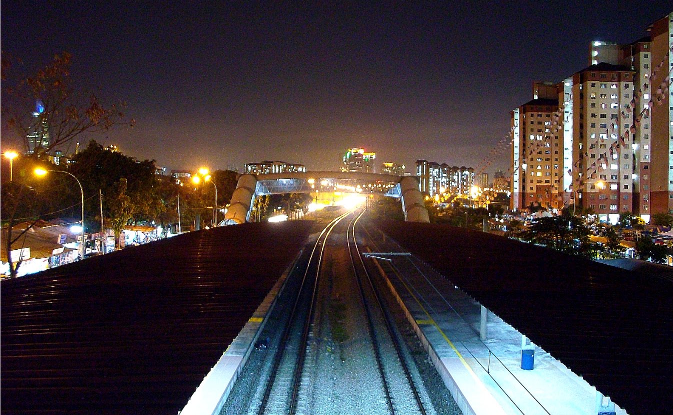 kuala lumpur street walking: ktm tren services