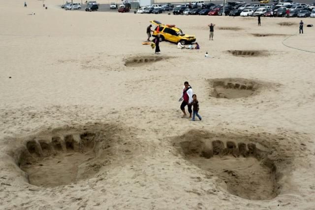 uniQuePic: Giant Footsteps On The Beach