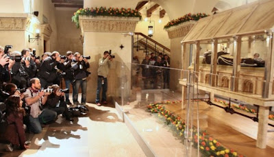 suraj-gallery: St. Padre Pio - Incorrupt Body now on Display