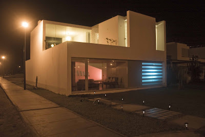 casa de playa con iluminación LED