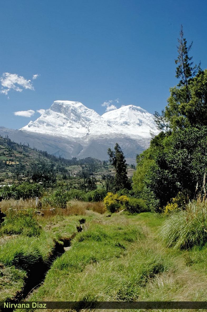el mundo en una foto...: Huaraz y sus imponentes nevados...