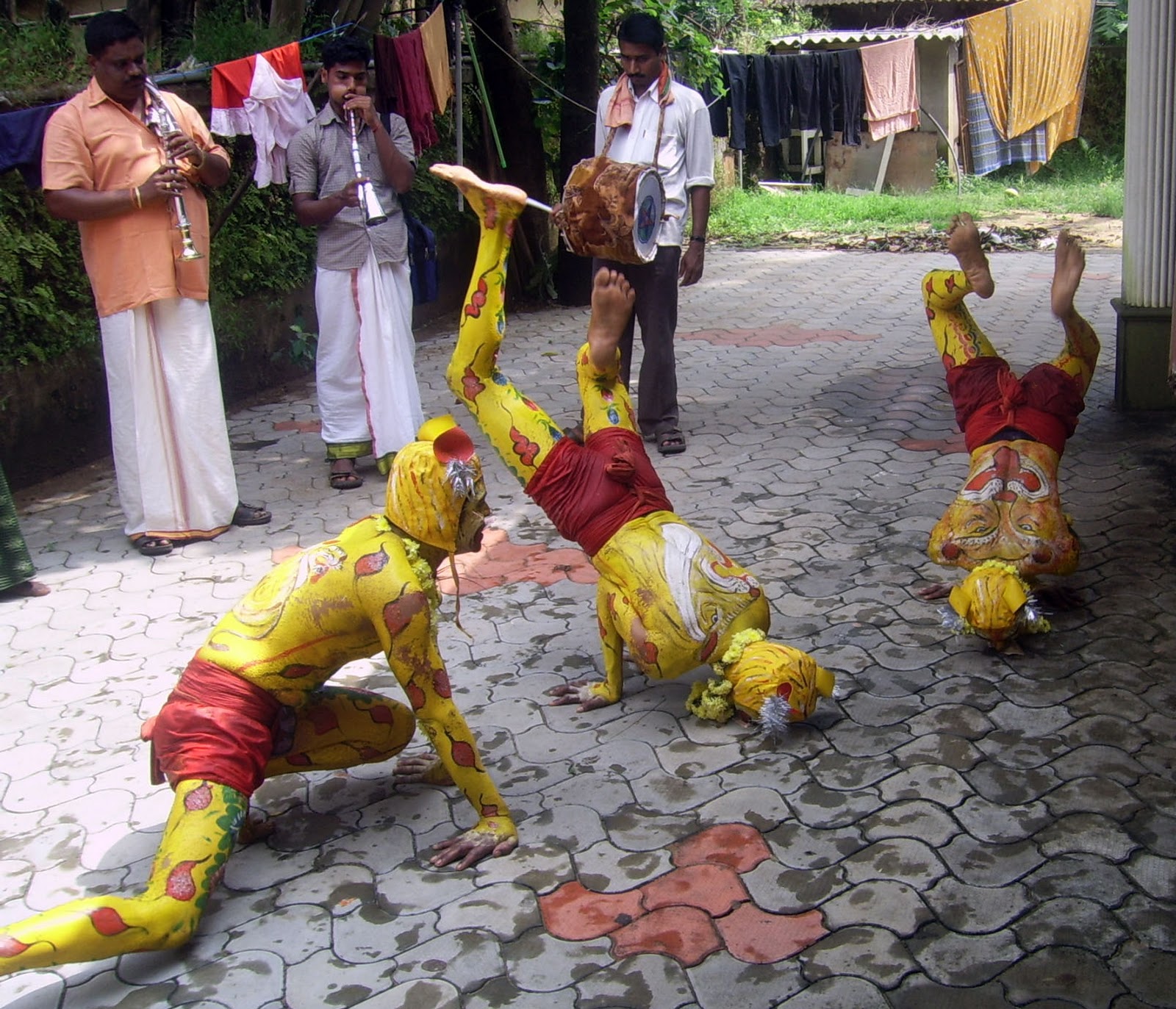World of an Indian cartoonist!: Tiger dance or Huli Vesha of Kundapura!