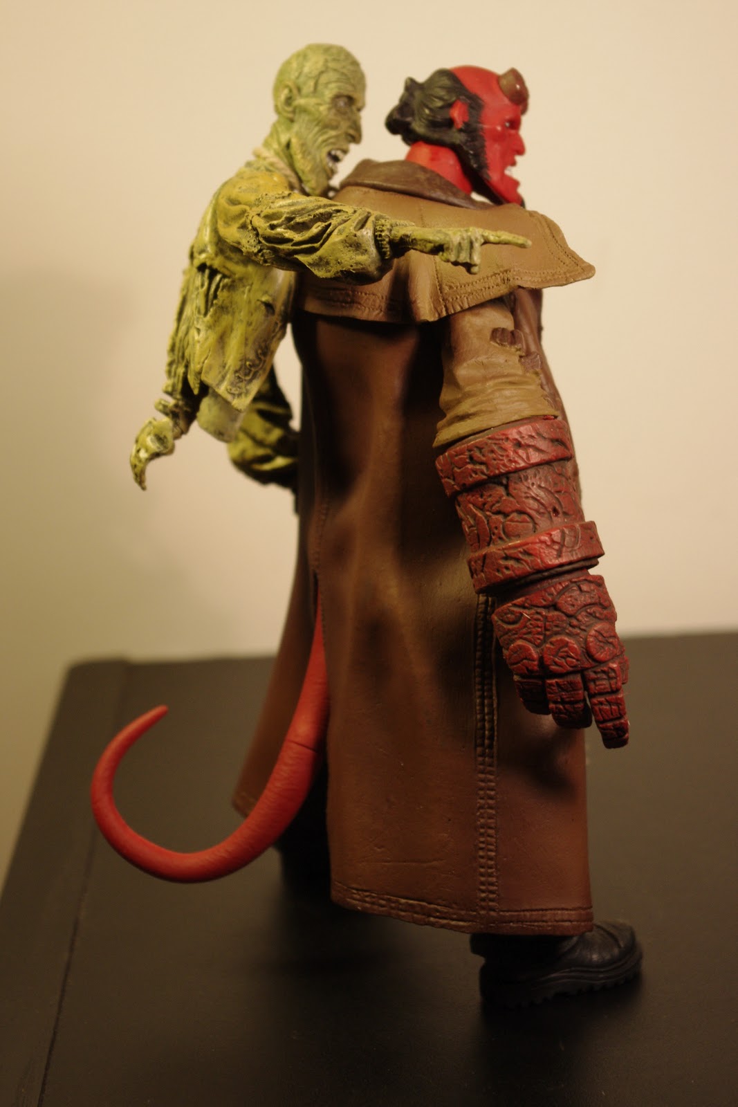 Na Boca Do Lobo: Hellboy with Corpse, action figure da Mezco