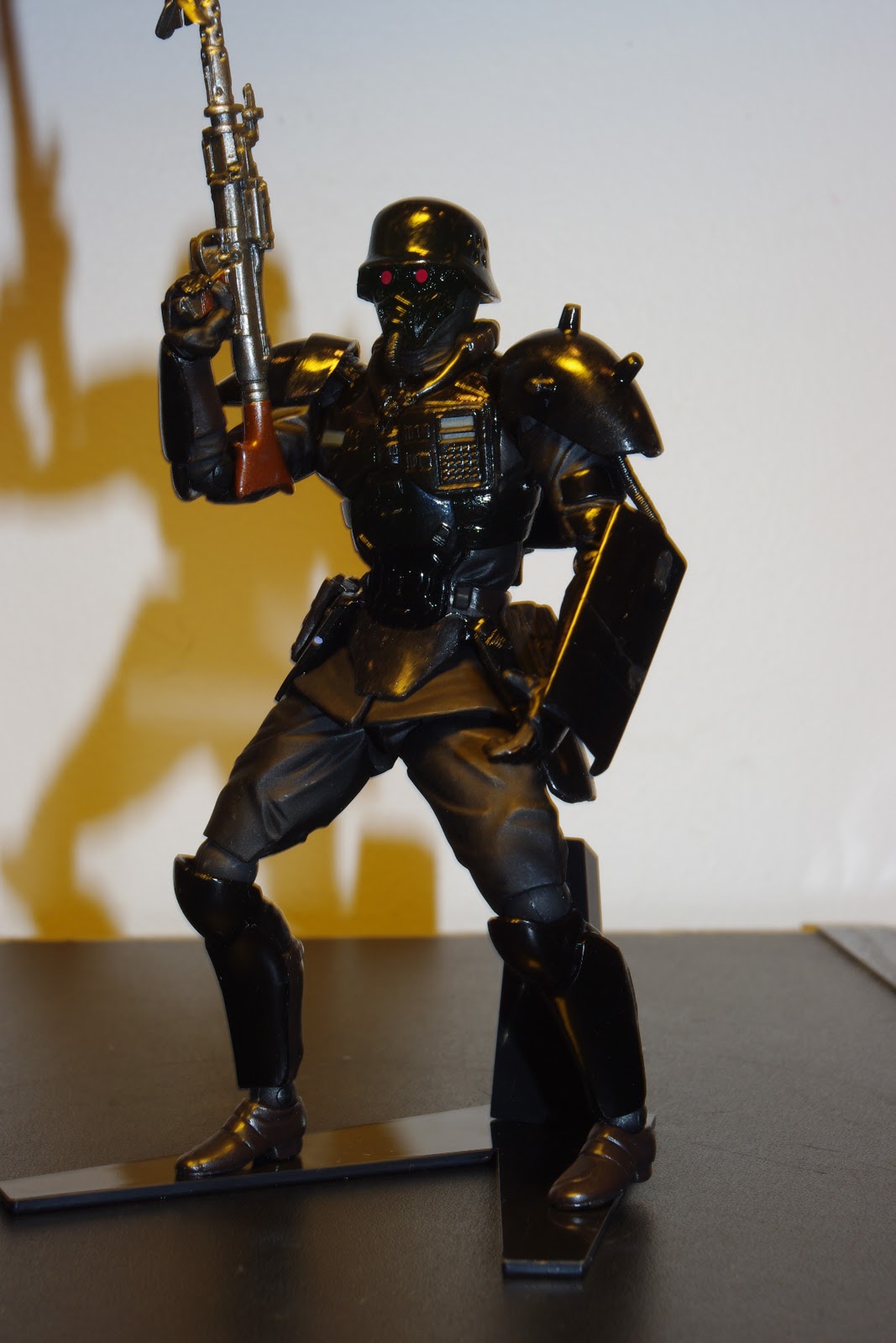 Na Boca Do Lobo: The Red Spectacles', figura da Kaiyodo