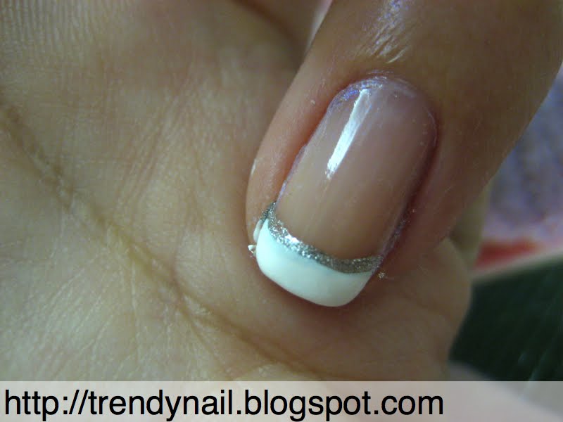 Tutorial French bianca bordata d'argento: easy manicure | Trendy Nail