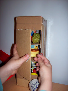 sunnydaytodaymama: Cardboard box fridge