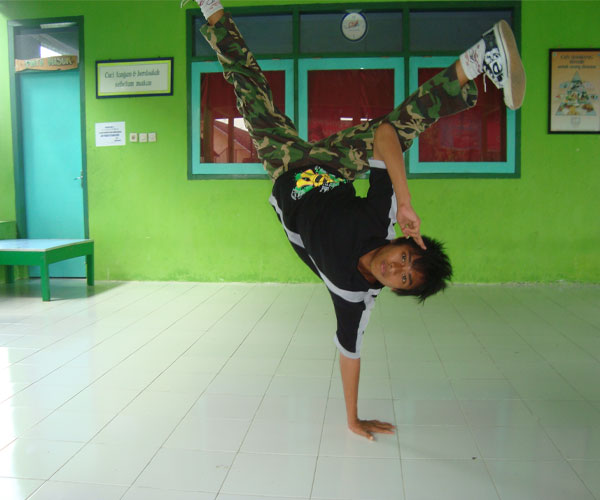 tips cepat belajar break dance: Belajar L-Kick (Fly Freeze)