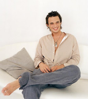 Male Beauty Exposed: British Singer Gareth Gates Barefoot