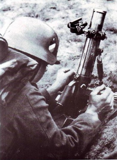 Fritzwaffen: 5cm GrW 36 - Aknavető kezelése