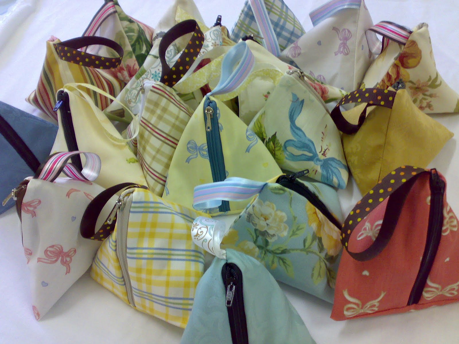 color me pretty: pyramid coin pouch