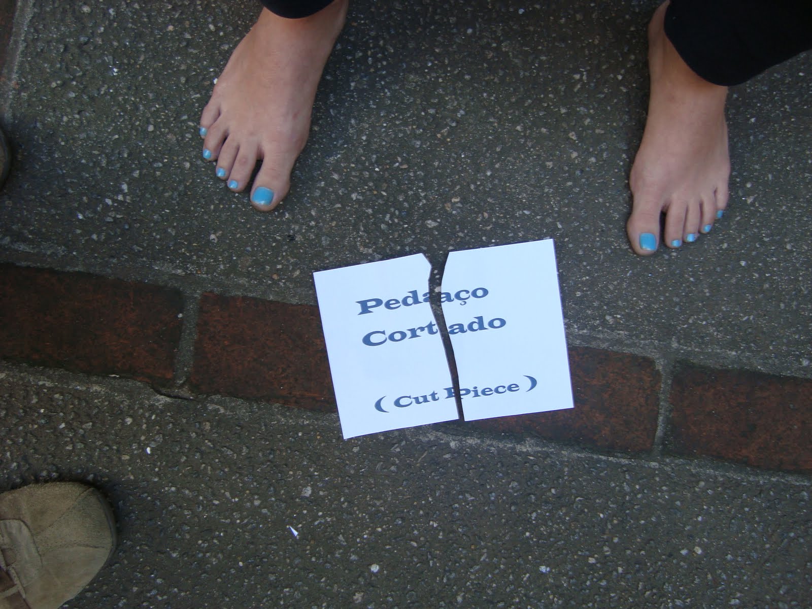 Performance & re-enactment: Re-Enactment Cut Piece - por Vanessa Reis