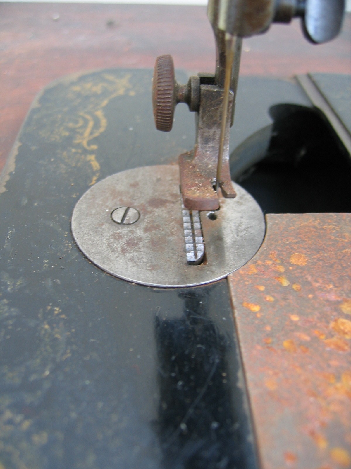 The Corset Channel: Restoring a Vintage Sewing Machine.