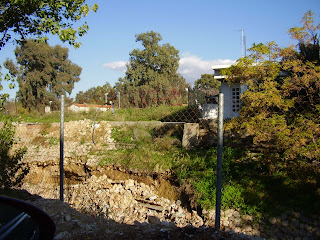 tiposkitrinos: ΤΟ ΚΤΙΣΜΑ ΣΤΗ ΚΟΙΤΗ ΤΟΥ ΠΟΤΑΜΟΥ ΠΟΥ ΚΑΘΥΣΤΕΡΕΙ ΤΟ ...