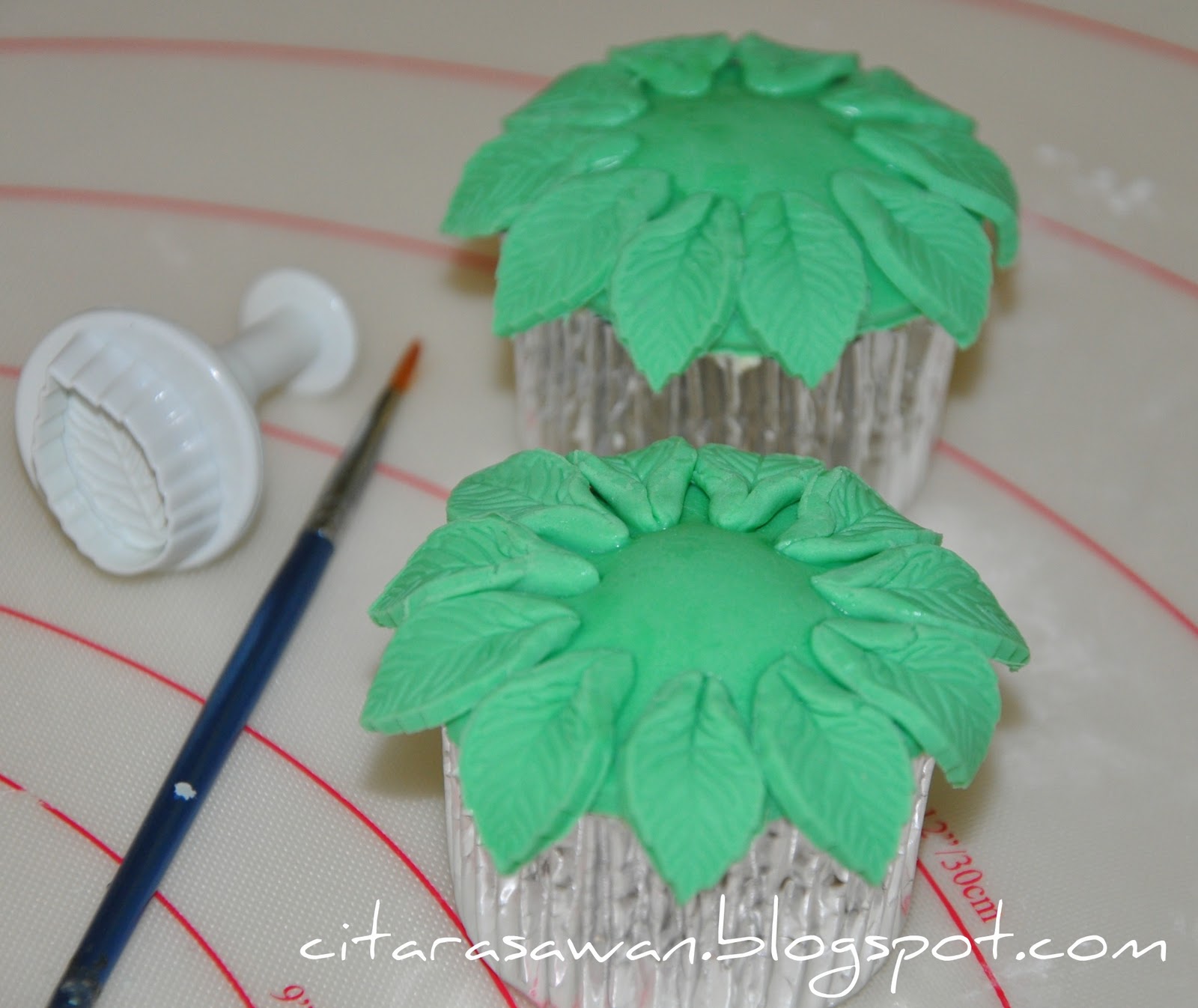 Hiasan Fondant Cupcake (Si Pasu Comel) / Fondant Cupcake Decorating ...