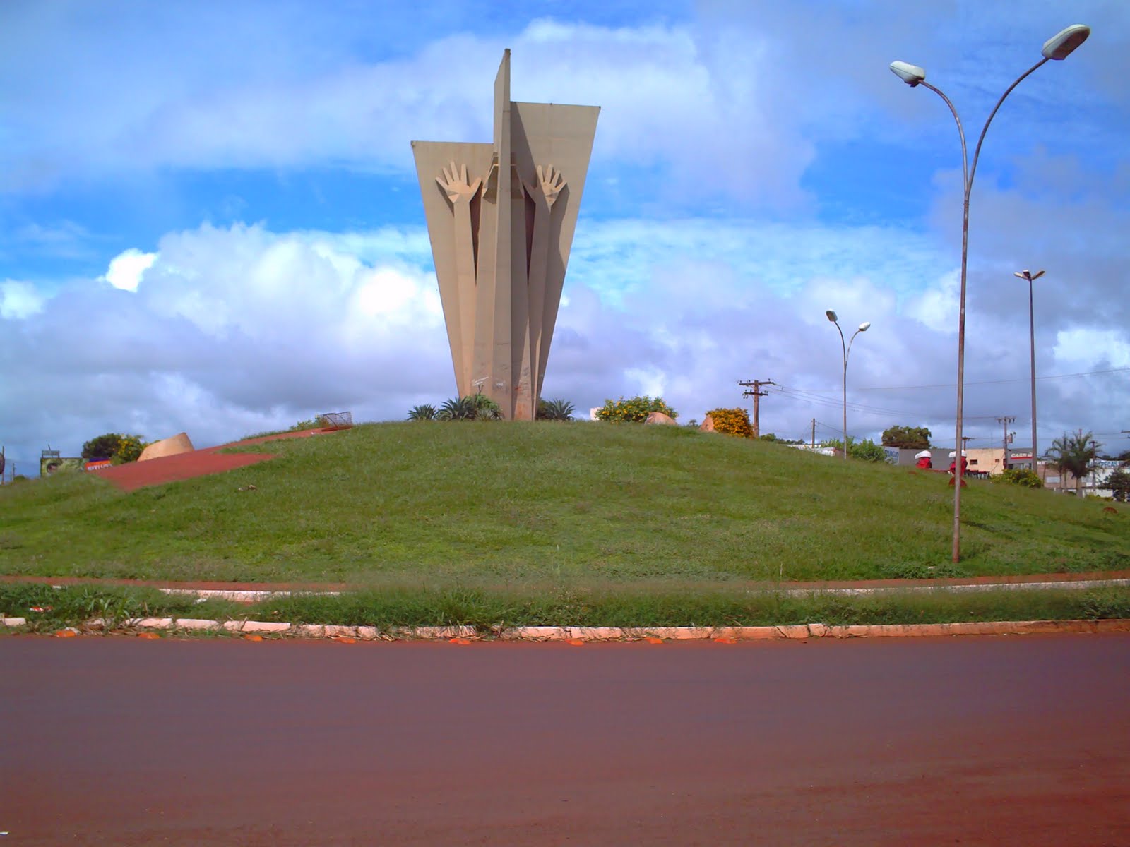 ENIO DOURADOS: Monumento ao colono