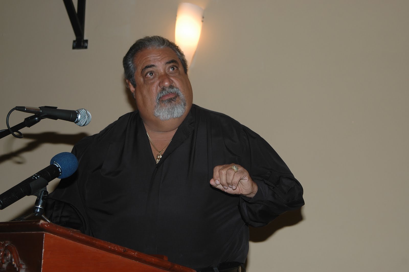 Cantautor Anthony Rios publica su primer libro "Primavera Roja" y ...