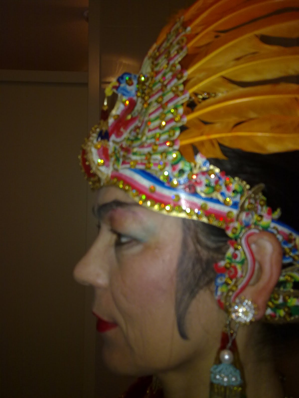 Javaanse danseres: javaanse dans op huiskamer verjaardag