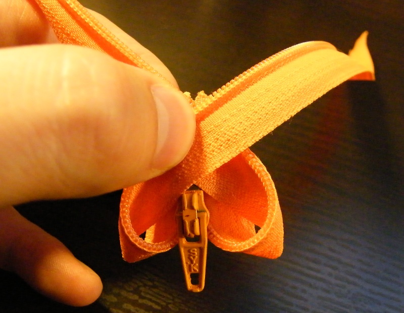 Figaflors i Braves: Zipper Brooch Tutorial