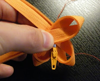 Figaflors i Braves: Zipper Brooch Tutorial