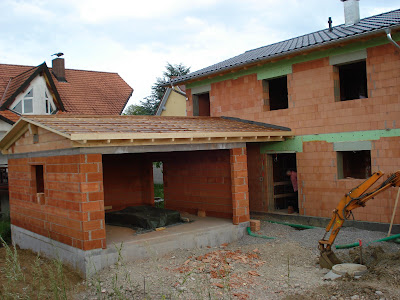 Bauen mit den Brachats: Dach Garage gerichtet, Lattung fertig, Graben ...