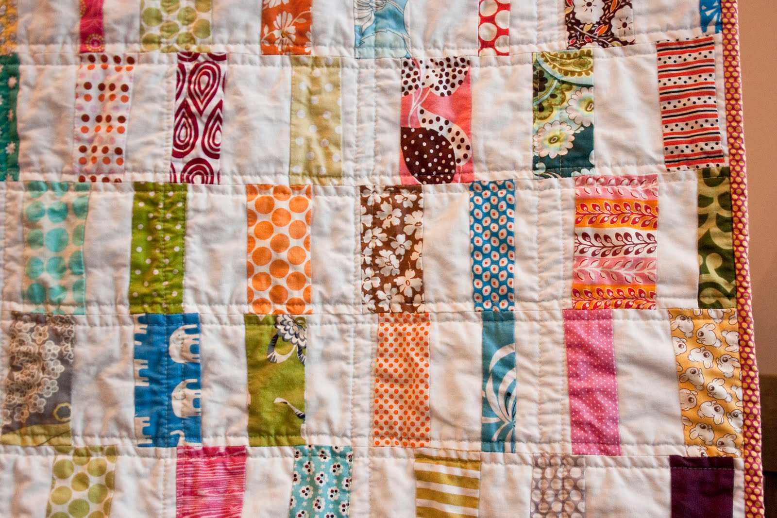 craftyblossom: scrappy bar quilt.