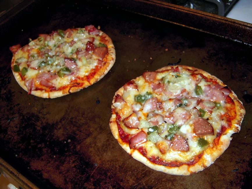 The Podanys | Welcome to our world: Simple Pita Bread Pizza