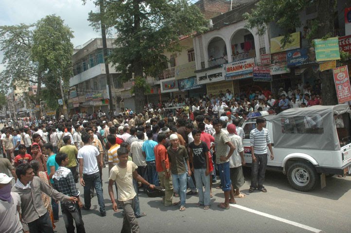 View Patna: Mob turns violent after murder in Raja Bazar