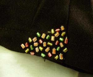 Aku dan Sulaman: Teknik jahit manik tabur