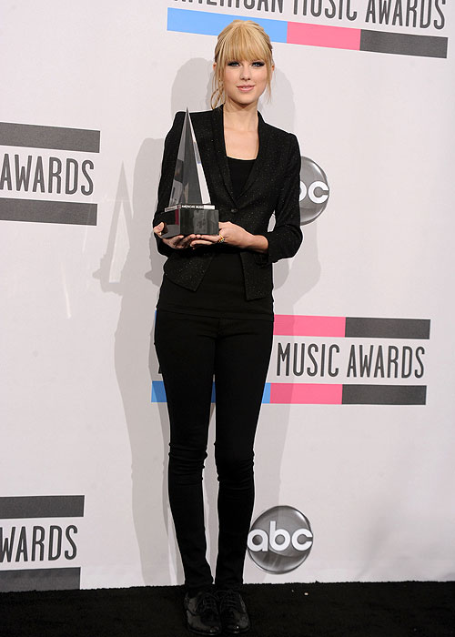 daisies are pretty: taylor swift's fab new look