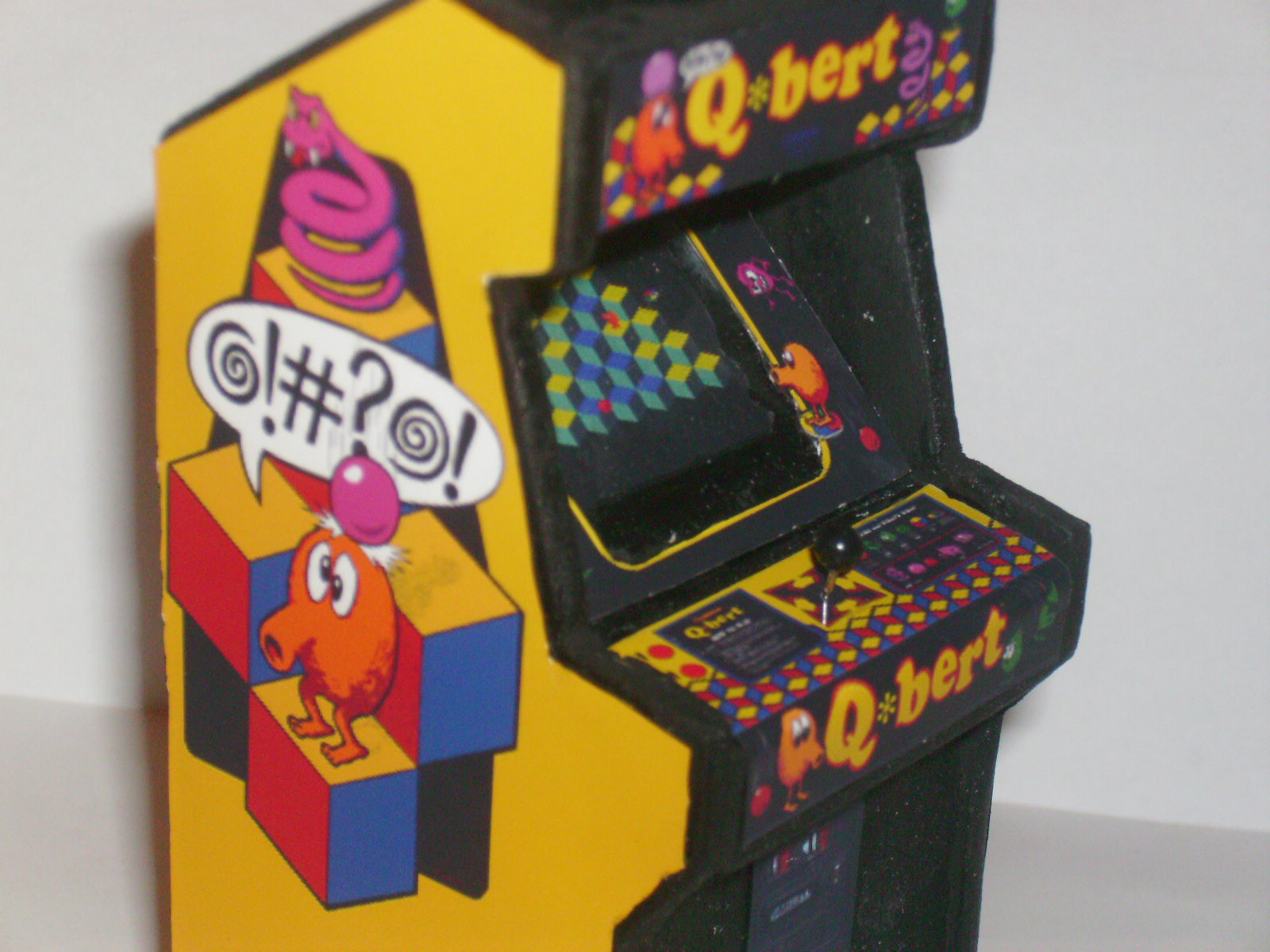 Retro Heart: Q-BERT - Custom Scale Arcade Model
