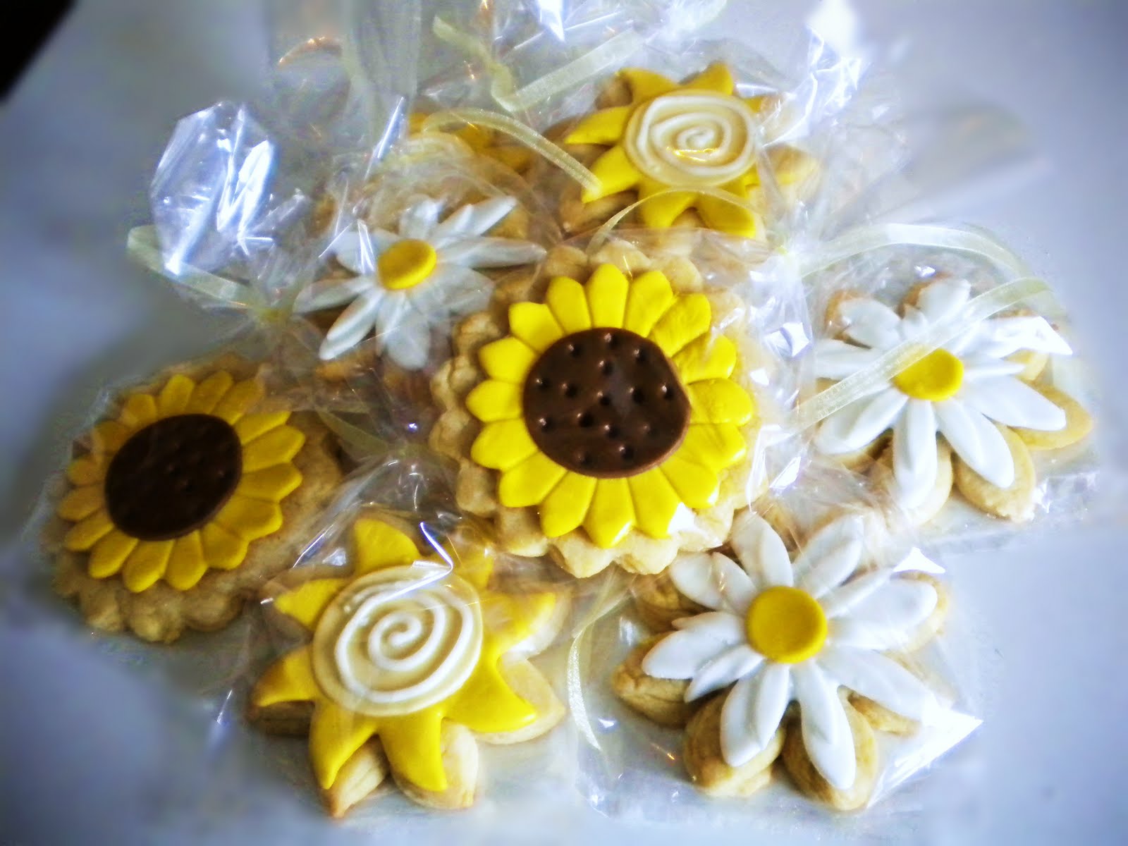 Layers of Love: Daisy, Sun and Sunflower cookies