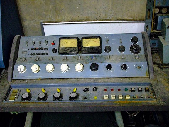 RadioWest.ca • View topic - Vintage McCurdy broadcast desk