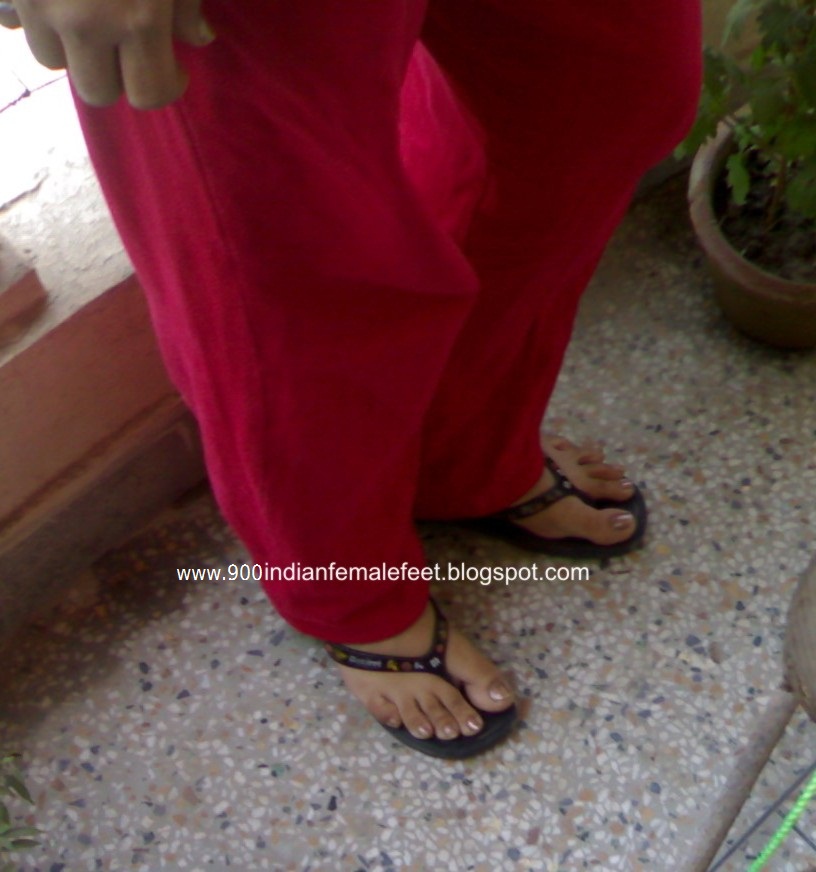 900 Indian female feet Collection: Simply amazing feet of Indian house wife