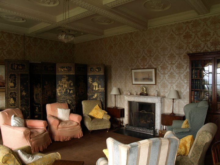 Doux: Old Rooms, Worn Furniture