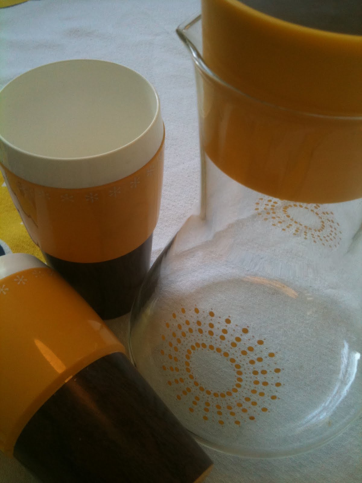 SEATTLE JUNK LOVE: SOLD- 70's pyrex glass pitcher w/ sunburst design +2 ...