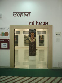 Reflections in Traffic Jam: Thane Kala Bhavan