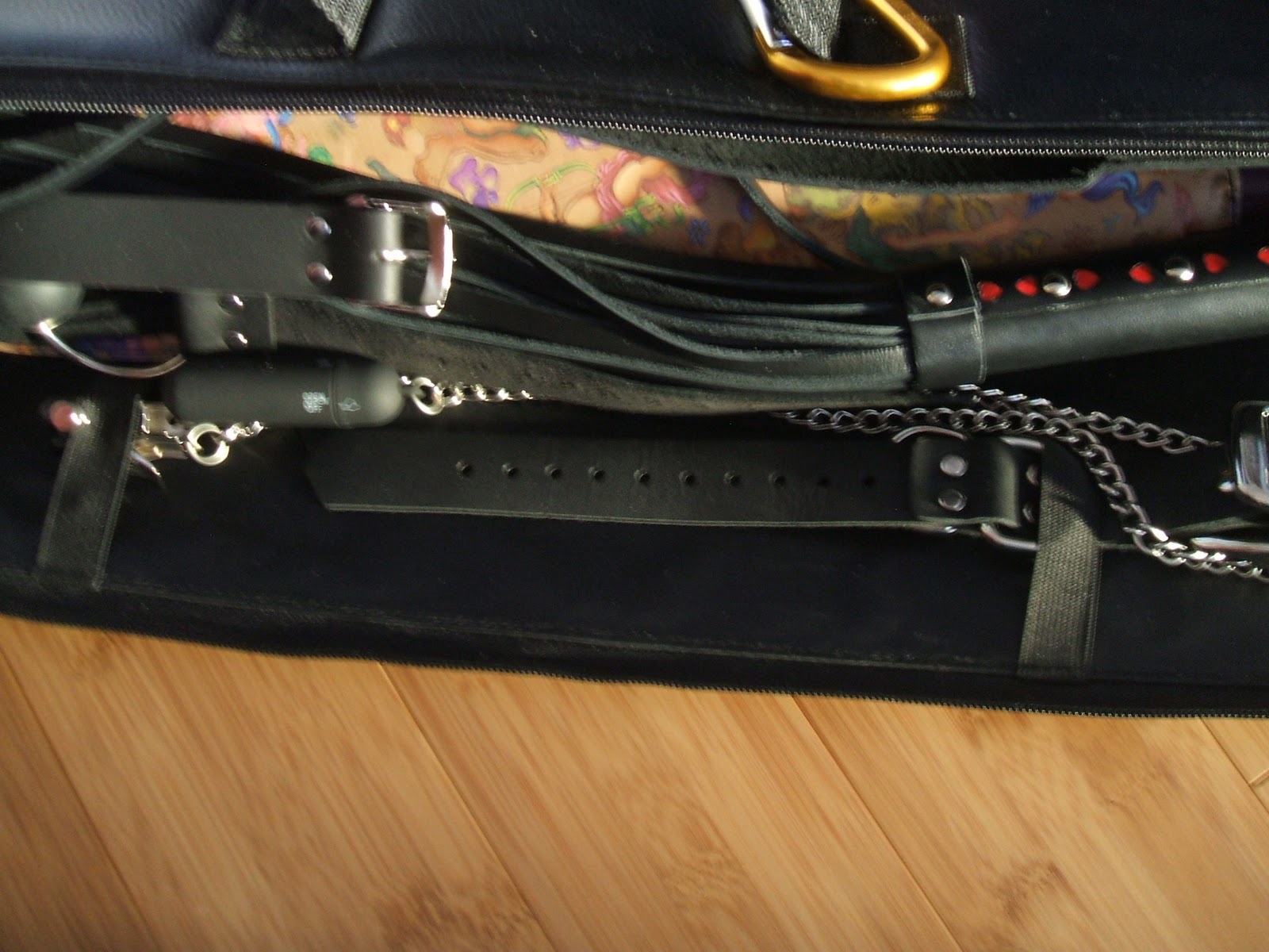 The Art of Lovemaking: Flogger Case Regular and XL by FYN